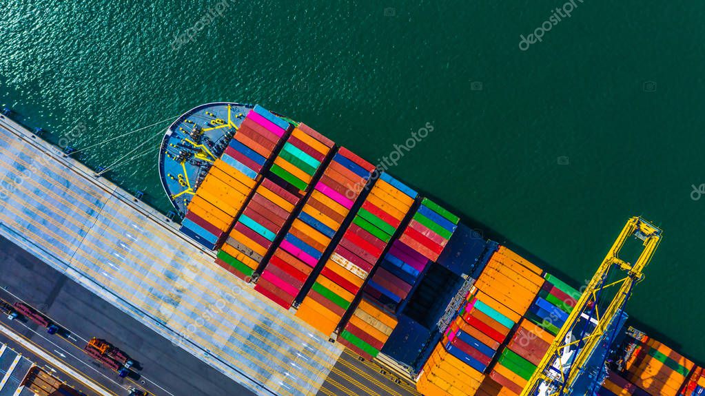 Buque de carga de contenedores con descarga de puente de grúa de ...