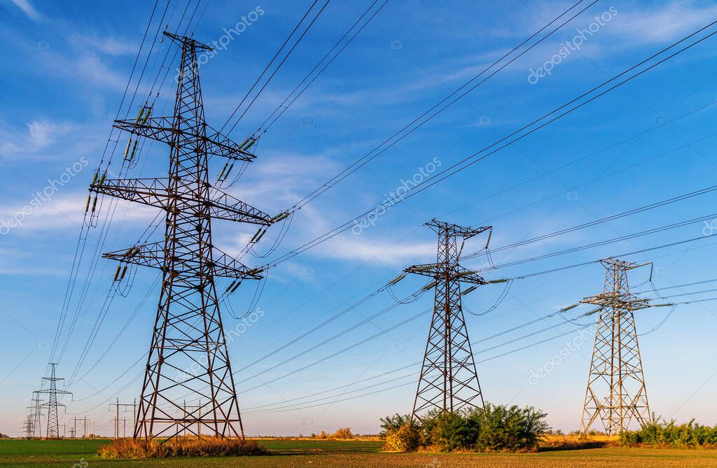 Líneas de alta tensión. Estación de distribución de electricidad. torre ...