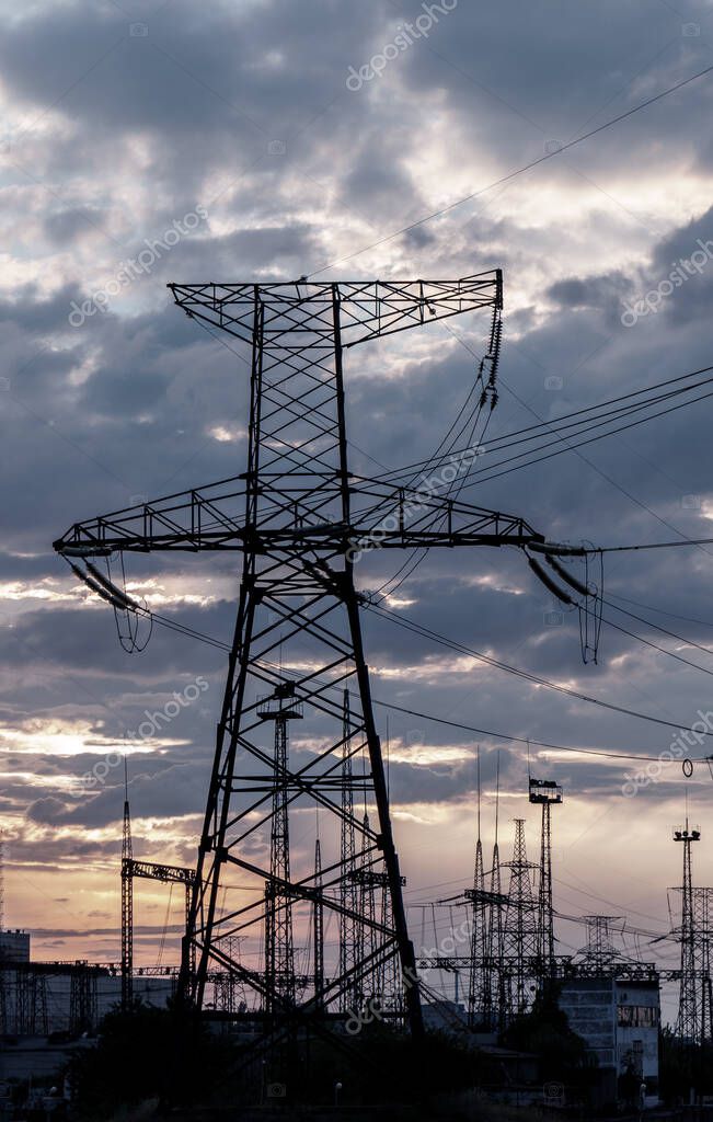 Líneas de alta tensión. Estación de distribución de electricidad. torre ...