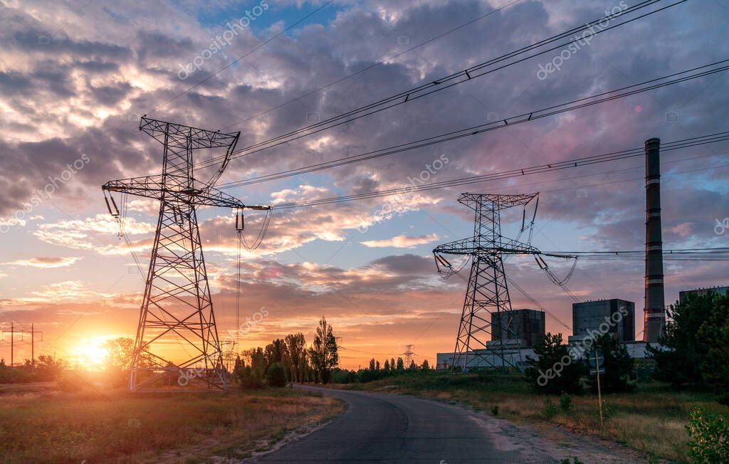 Líneas de alta tensión. Estación de distribución de electricidad. torre ...
