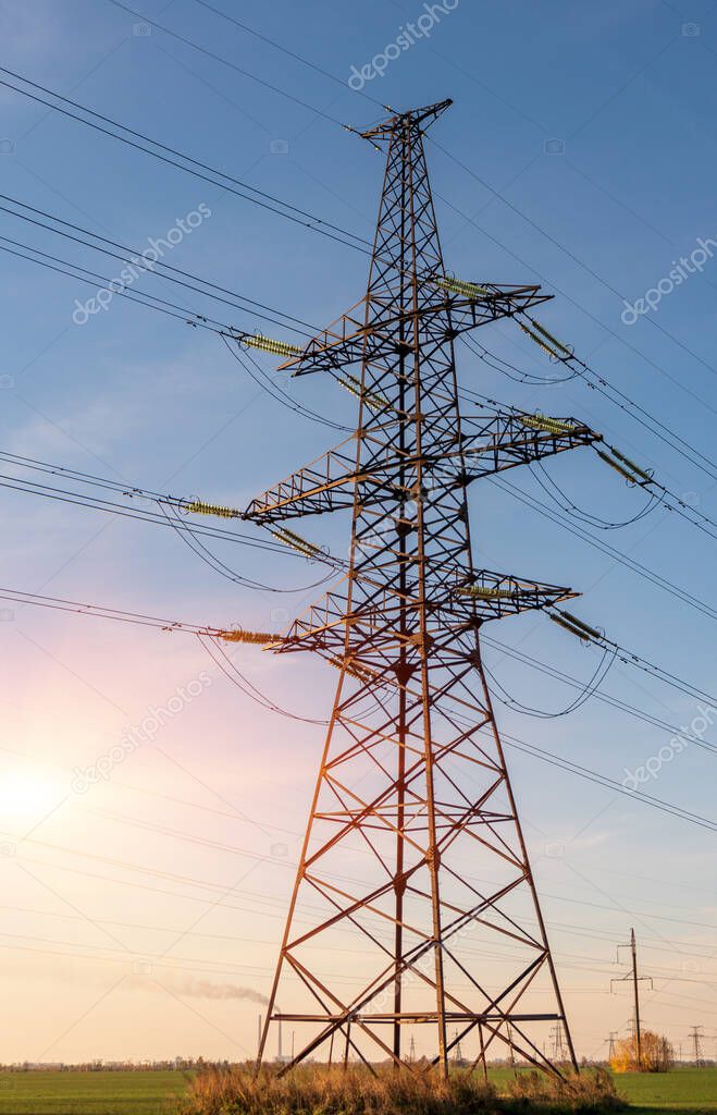 Líneas de alta tensión. Estación de distribución de electricidad. torre ...