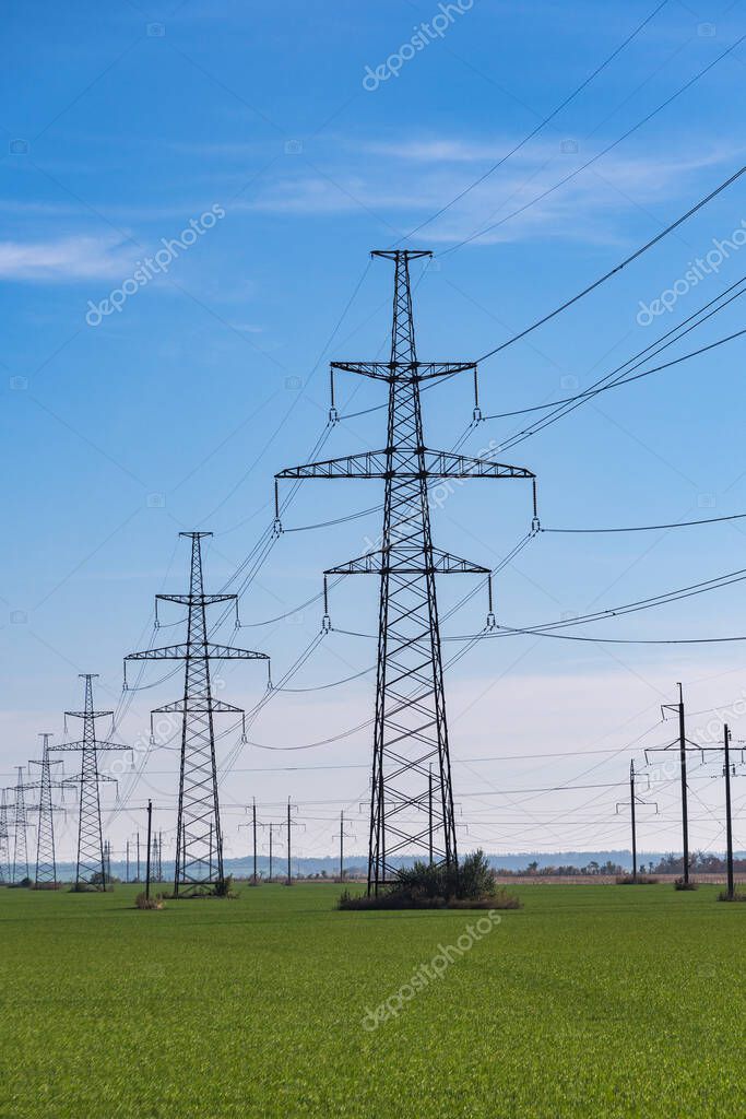 Líneas de alta tensión. Estación de distribución de electricidad. torre ...