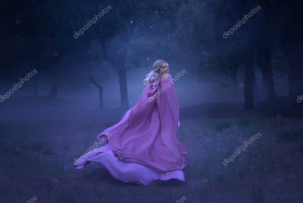 hermosa princesa elfa joven con el pelo rubio que huye en un bosque ...