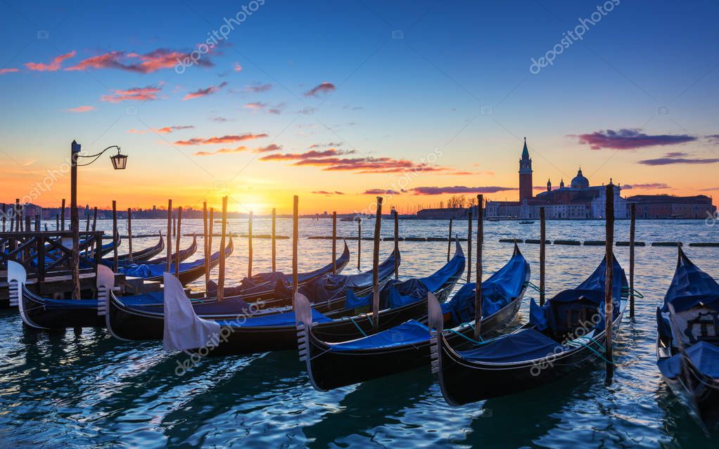 Venecia con famosas góndolas al amanecer, Italia. Góndolas en la laguna ...