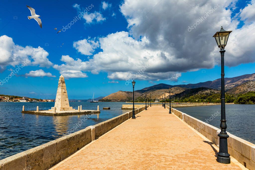 Vista del puente De Bosset en la ciudad de Argostoli en la isla de ...