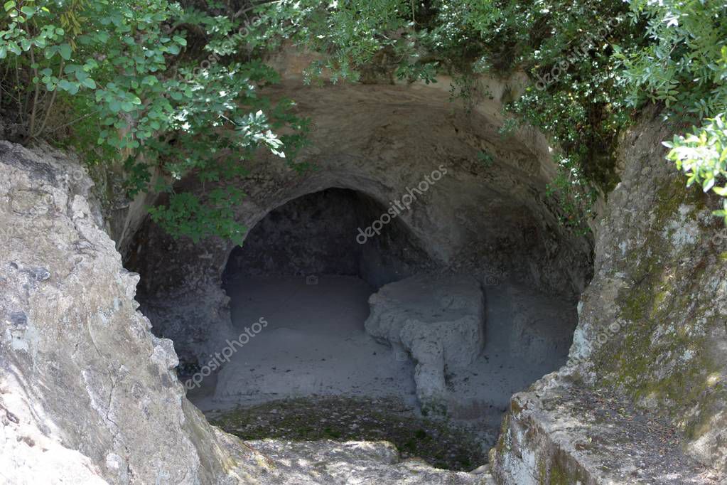 Kiryat Tivon, Israel - 18 de marzo de 2019. Varios sarc fagos de poca ...