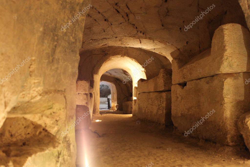 Kiryat Tivon, Israel - 18 de marzo de 2019. Varios sarc fagos de poca ...