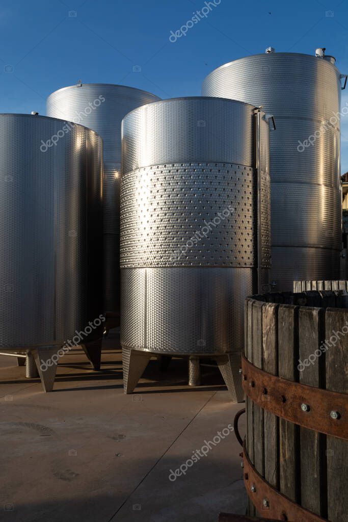 F brica moderna de producci n de vino bio en Italia, tanques de acero inox utilizados para la ...