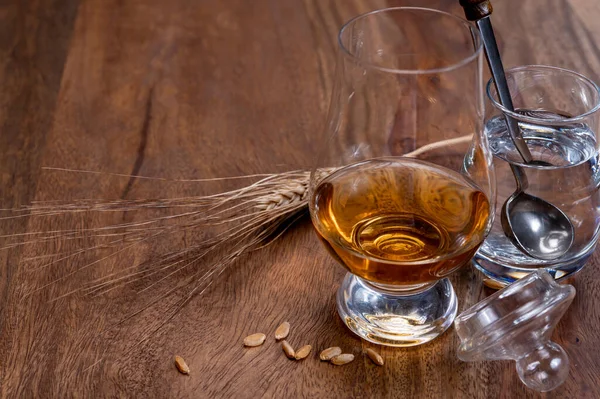 Whisky escoc s con malta simple y cata de whisky mezclado en la destiler a de Escocia cerrar ...