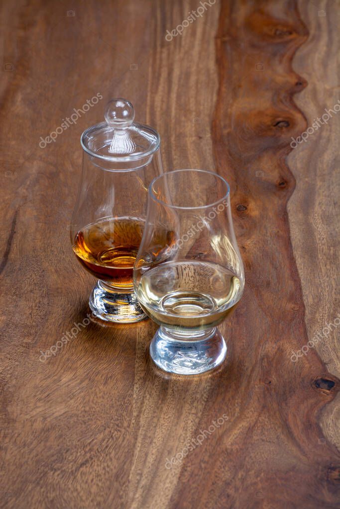 Whisky escoc s con malta simple y cata de whisky mezclado en la destiler a de Escocia cerrar ...