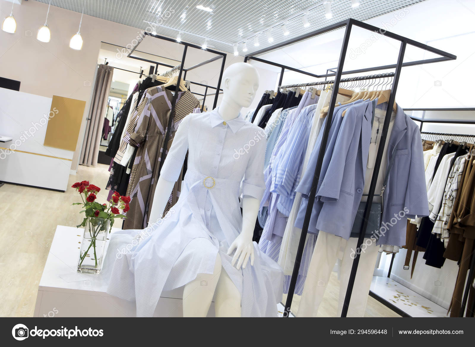 Interior de la tienda de ropa .Bright interior.Minimalistic style.C ...