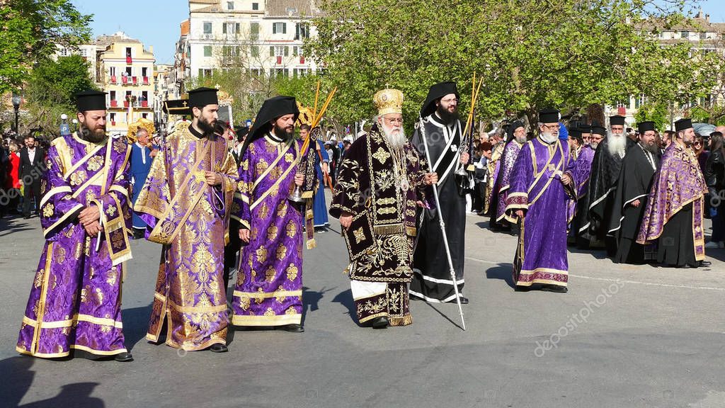 CORFU, GRECIA - 7 DE ABRIL DE 2018: Procesión con las reliquias del ...