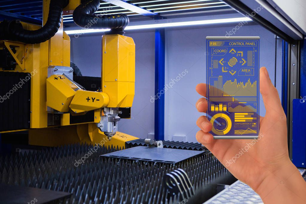 Ingeniero controla robot en una f brica inteligente. 2024