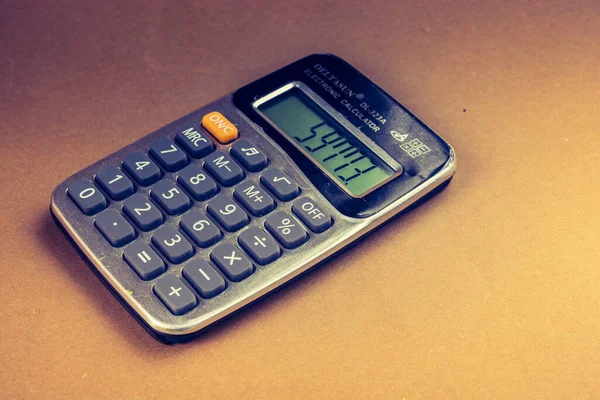 Electronic calculator device for calculations with a keyboard and ...