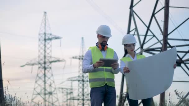 Working people at an electricity transmission line, close up. — Stock ...