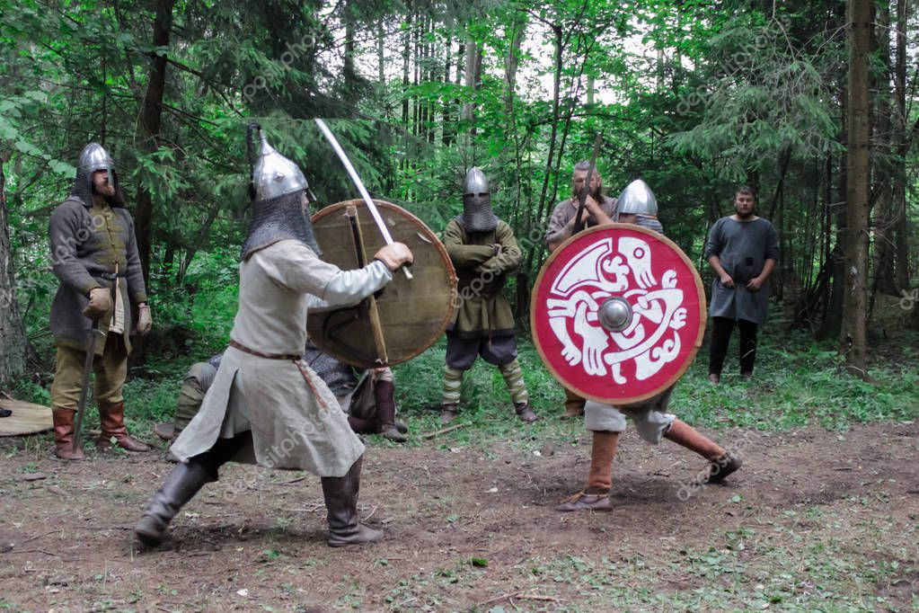 Grodek, POLONIA - 13 de julio de 2019. El duelo medieval de dos ...