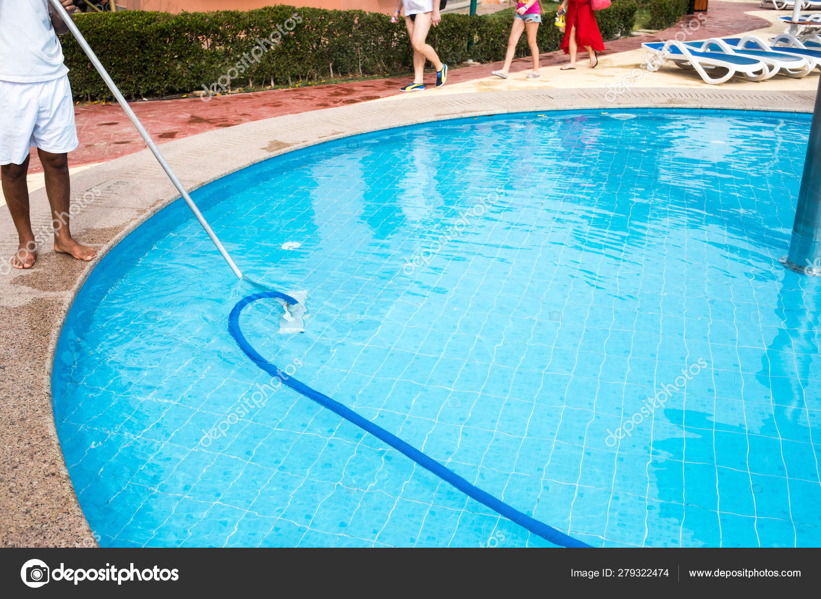 Man cleaning a swimming pool in summer. Cleaner of the swimming — Stock ...
