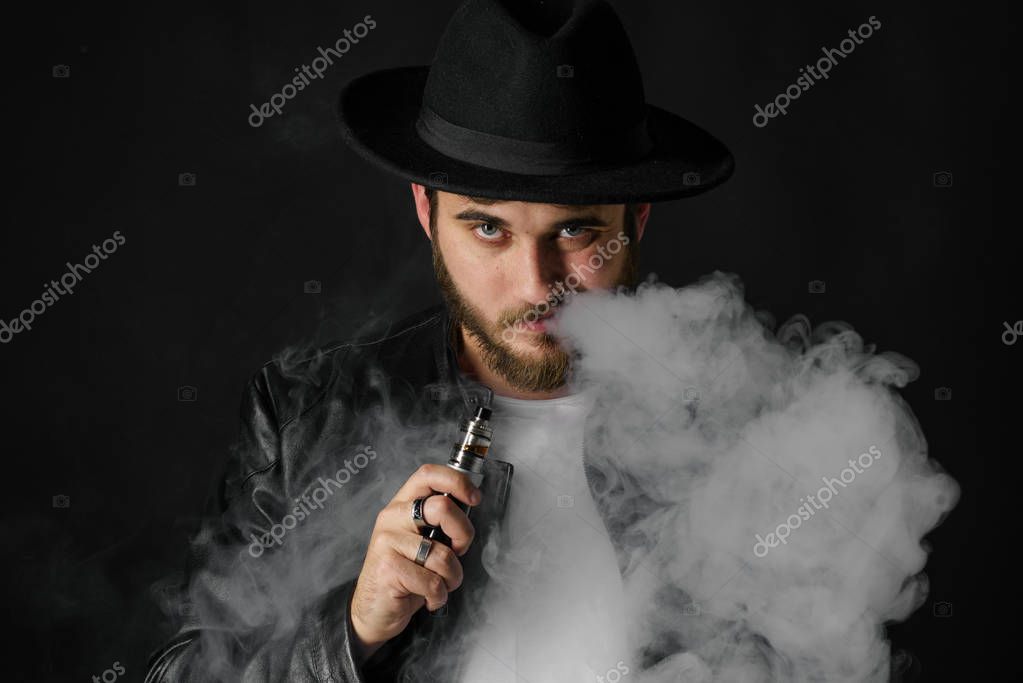 Hombre Con Vapeo Mod Exhalando Vapor Fondo Del Estudio Negro — Foto de ...