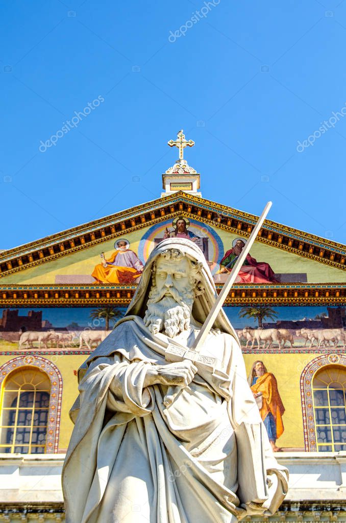 La estatua de San Pablo sobre el fondo de los frescos de la Basílica de ...