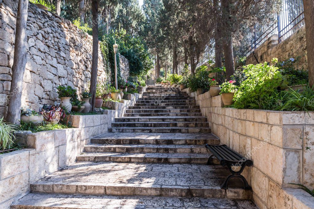 Jerusalén, Israel, 17 de noviembre de 2018: Pasos que conducen desde la ...