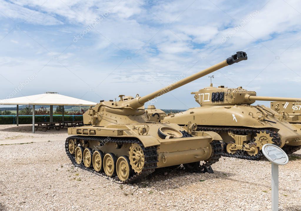 Tanque francés AMX 13 se encuentra en el Memorial Site cerca del Museo ...