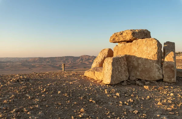 El gran dolmen de piedra al amanecer en un parque público de esculturas ...