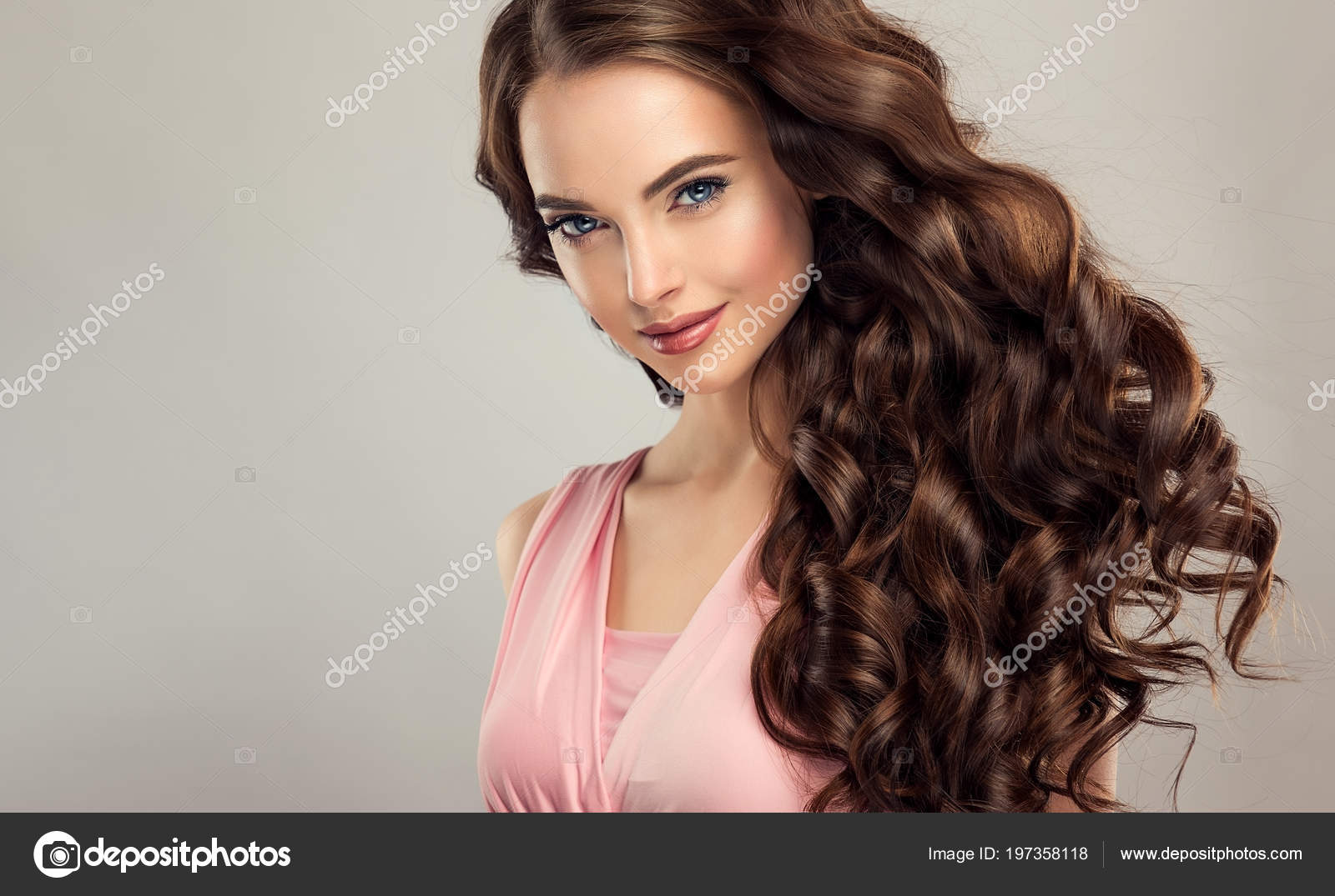 Chica Morena Con Pelo Largo Sano Brillante Rizado Hermosa Mujer — Foto de stock #197358118 ...