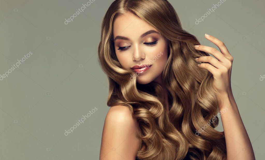 Chica Rubia Riendo Con Pelo Largo Brillante Ondulado Hermosa Mujer — Foto de stock © Sofia ...