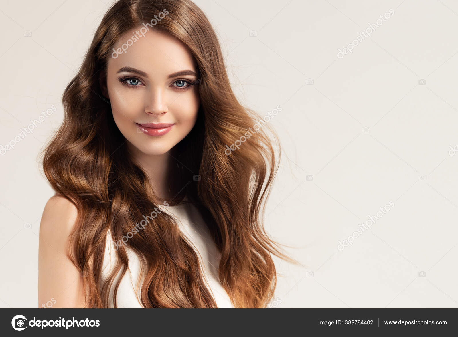 Chica Morena Con Pelo Largo Rizado Brillante Hermosa Mujer Modelo — Foto de stock #389784402 ...