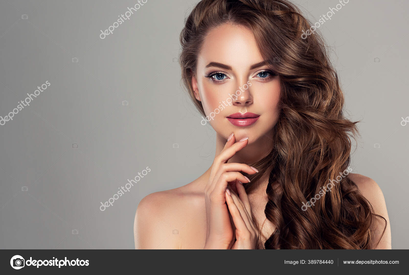 Belleza Chica Morena Con Pelo Largo Brillante Ondulado Negro Hermosa — Foto de stock #389784440 ...
