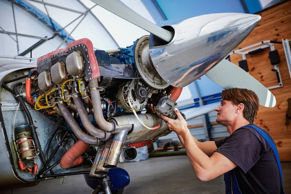 Engine removal from an airplane Stock Photos, Royalty Free Engine ...