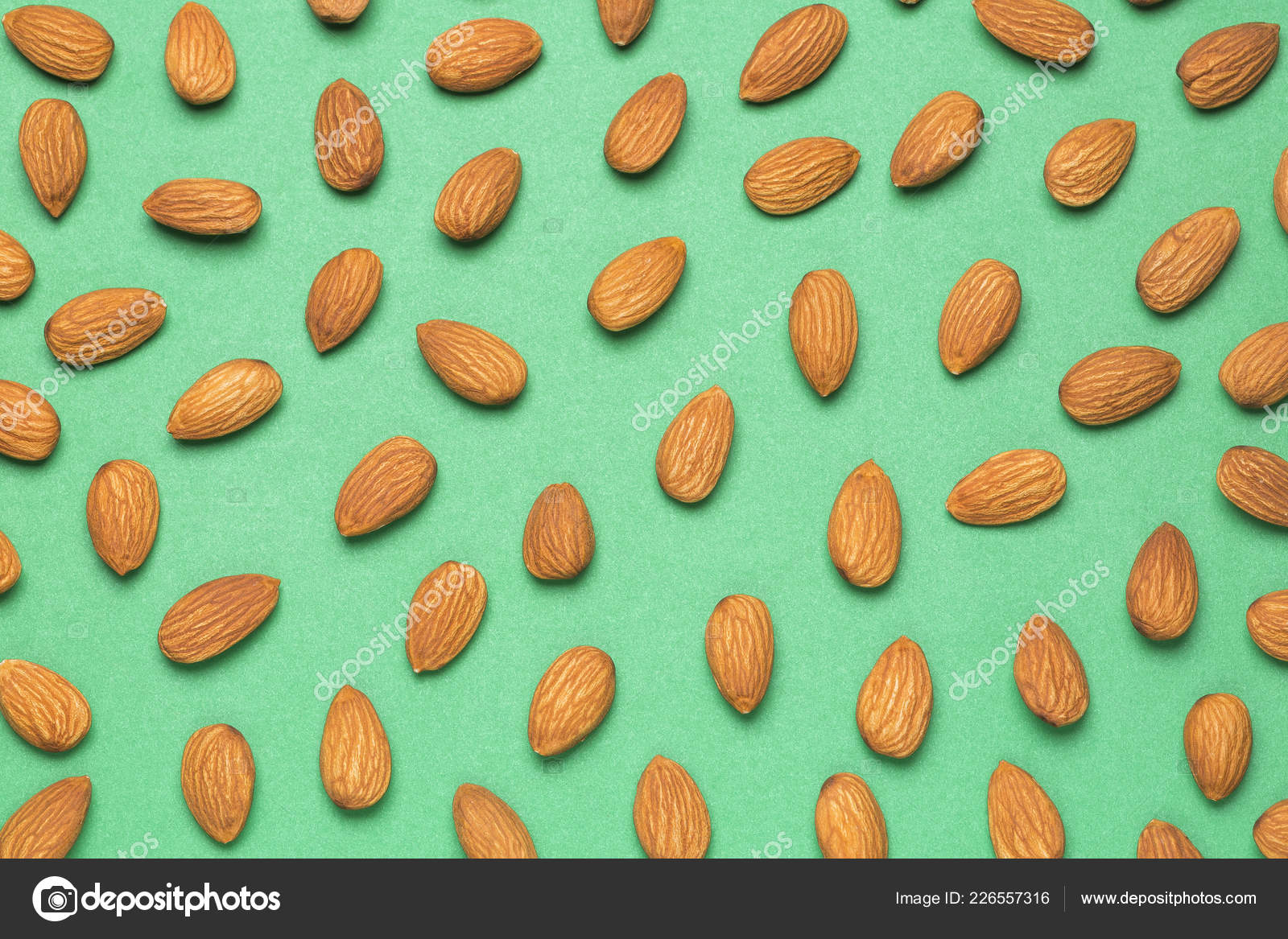 Nueces Almendras Prunus Dulcis Fondo Verde — Foto de stock #226557316 ...