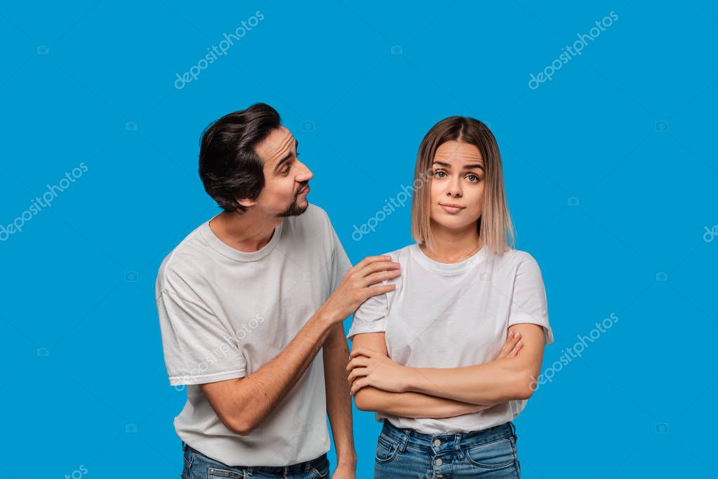 Hombre barbudo Brunet con bigotes en camiseta blanca y vaqueros azules ...