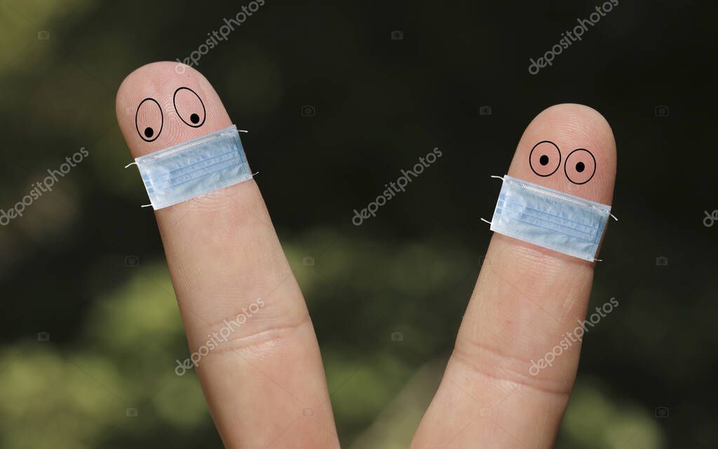 Cara de dos dedos con máscaras manteniendo una distancia social en ...