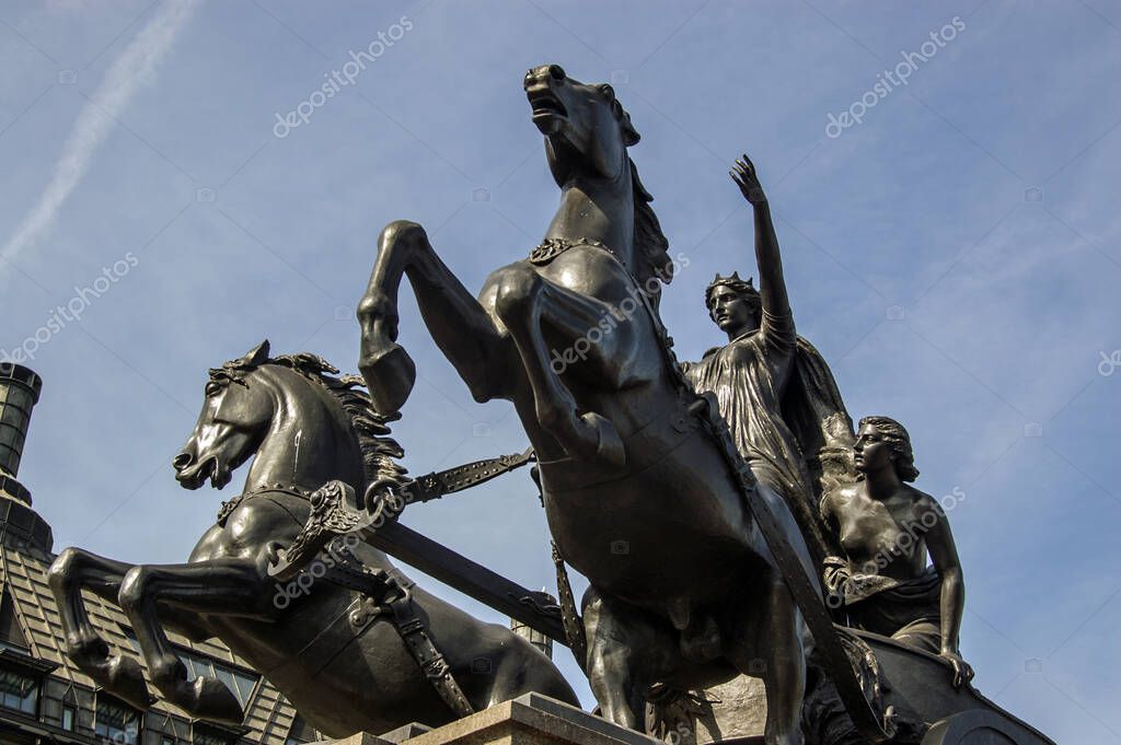 Estatua de Boudica en su carro. La reina de la tribu Iceni durante el ...