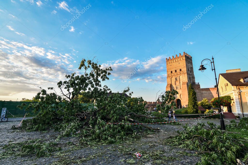 Cenicero caído de 200 años, famoso monumento de Lutsk cerca del ...