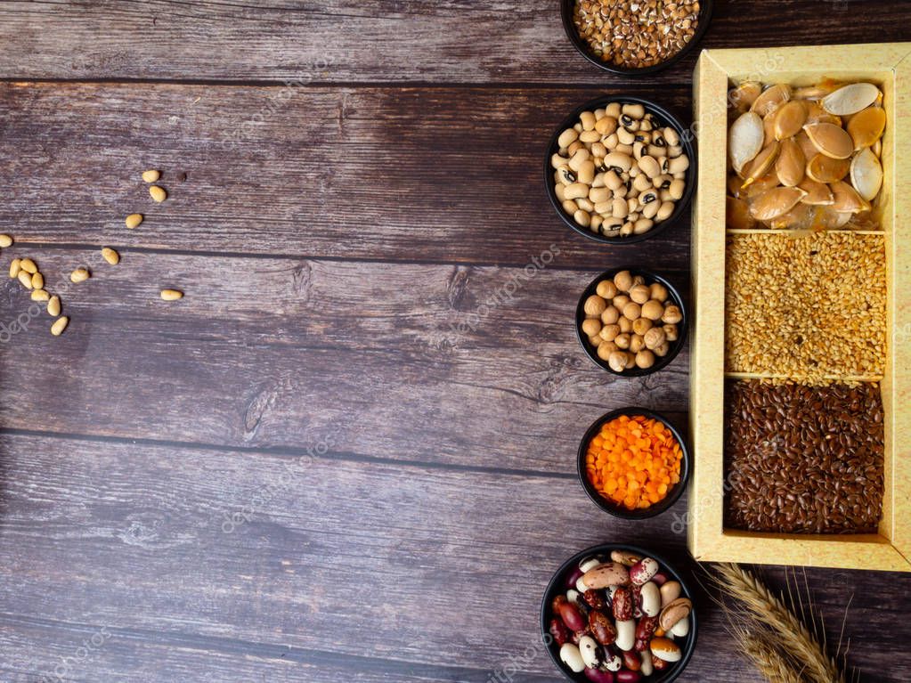 semillas de frijol, lentejas, guisantes en mesa de madera, alimentos ...