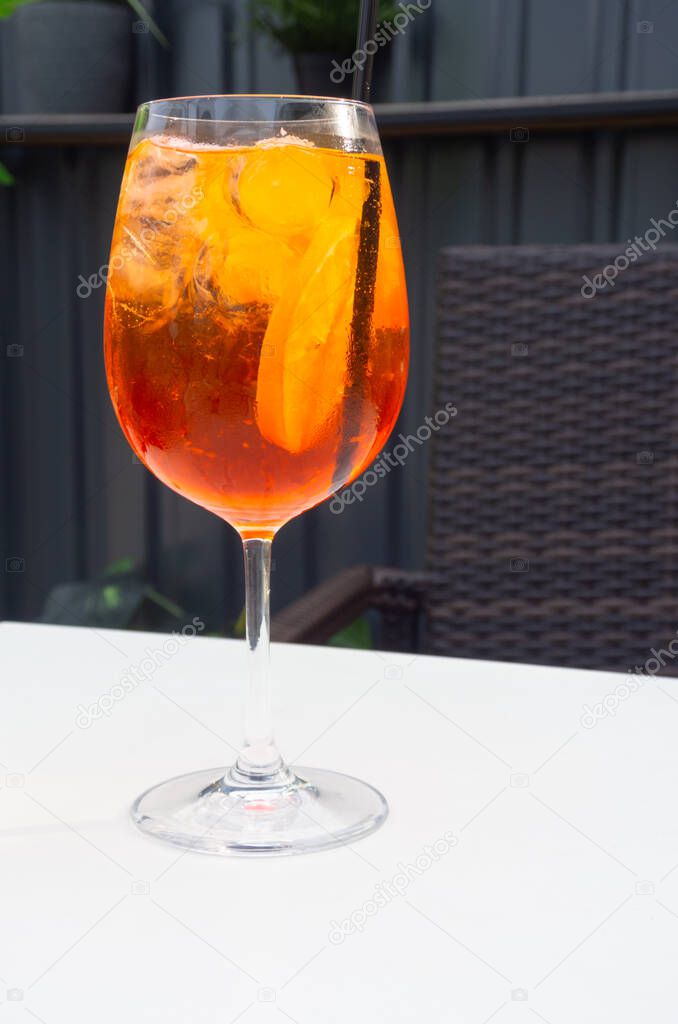 Copa de cóctel Aperol Spritz alcohólico con cubitos de hielo y rodajas ...