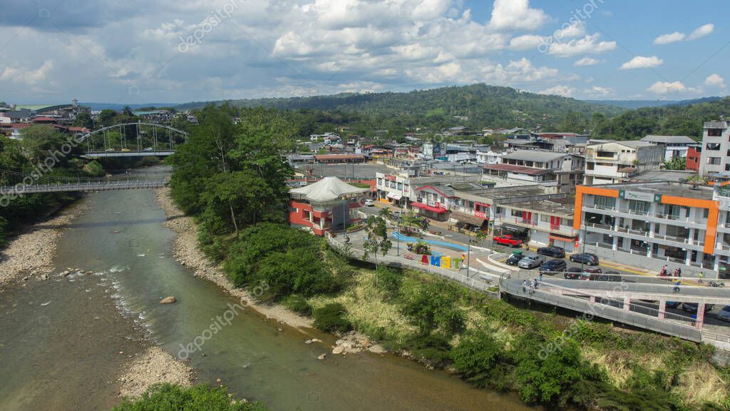 Tena, Napo / Ecuador - 10 de octubre de 2020: Vista panorámica de personas caminando por el ...