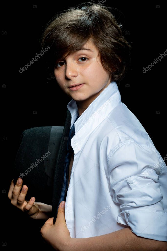 Niño Preadolescente Camisa Blanca Sombrero Posando Sobre Fondo Negro ...