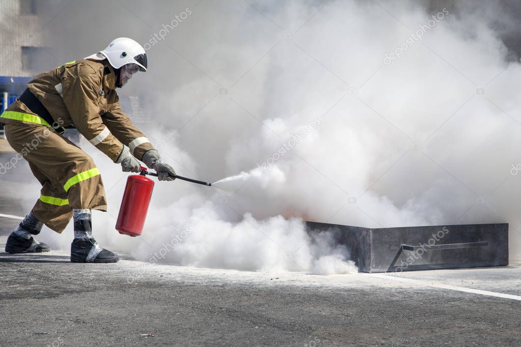 Apagando un gran incendio. Un bombero profesional con un traje especial ...