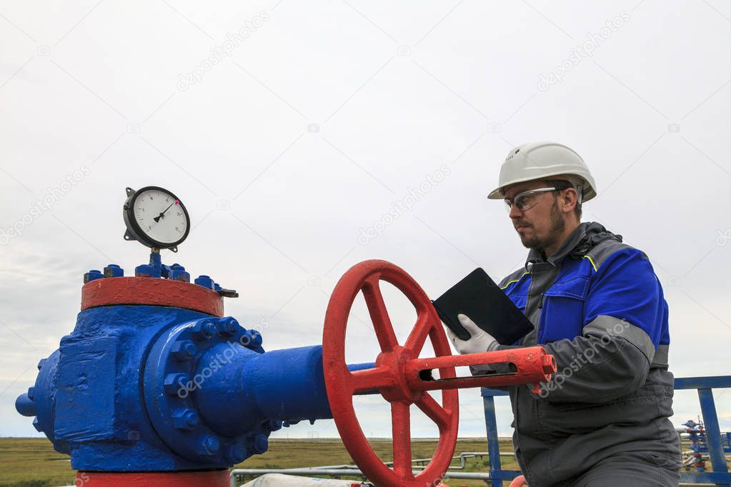 Operador de Gaz, El operador recopila el pozo de gas con una antorcha ...