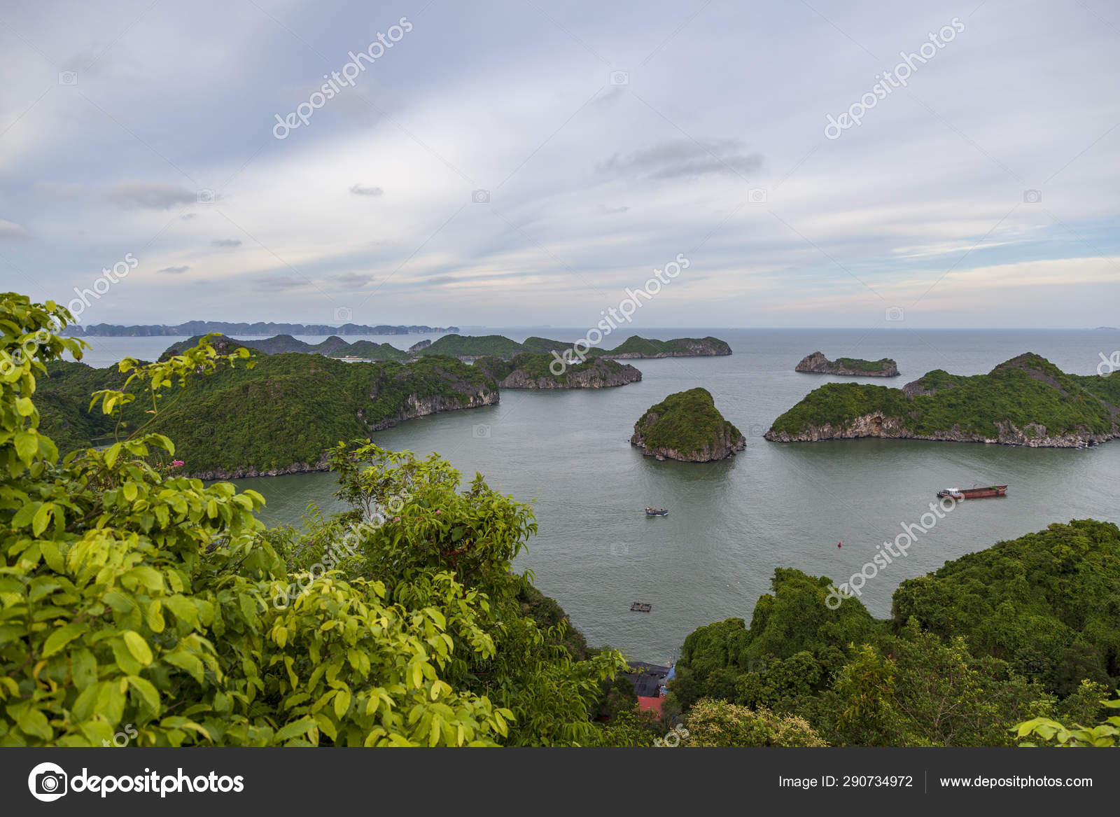 Cat Ba Island, Vietnam. Beautiful view of Holong Bay — Stock Editorial ...