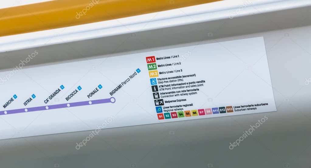 MILÁN, ITALIA - 2 de noviembre de 2017: Dentro del metro, un mapa ...