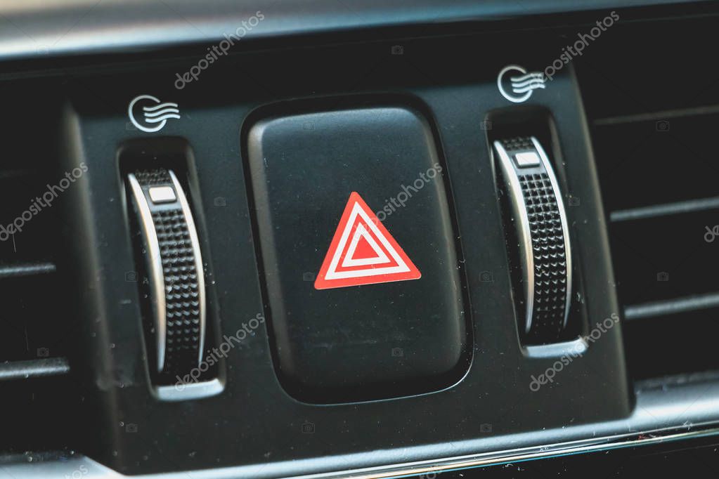 botón de luz de emergencia del coche en un tablero de instrumentos ...