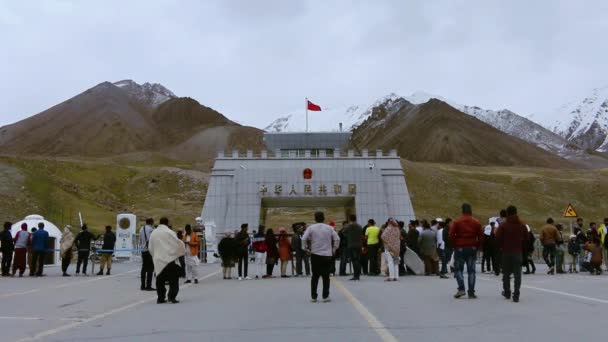 Tourists Visiting Border Gate Pakistan China Khunjerab Pass Surrounded ...