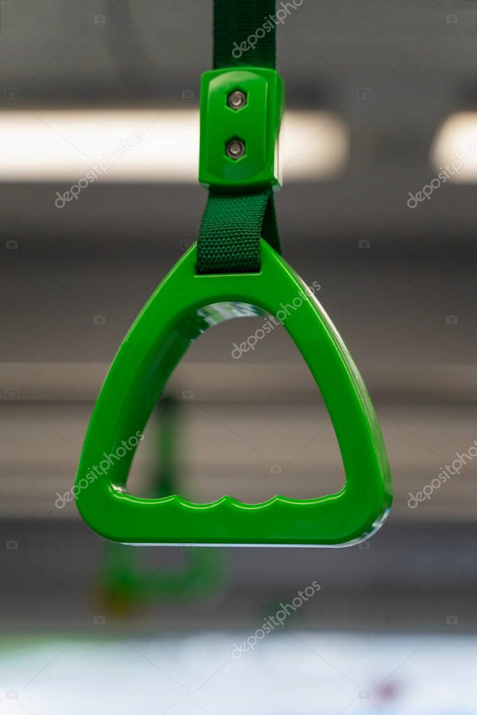 Primer plano colgante verde para pasajeros de pie, metro, transporte ...