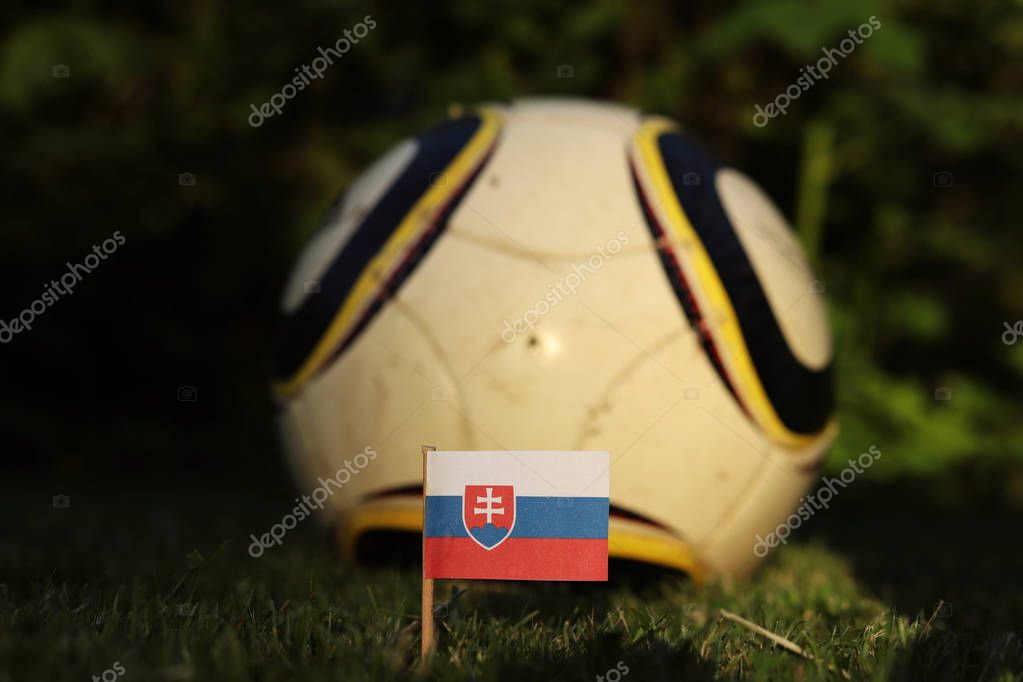 Bandera nacional eslovaca en palo de madera apu alada en el campo de f tbol. S mbolo estatal con ...