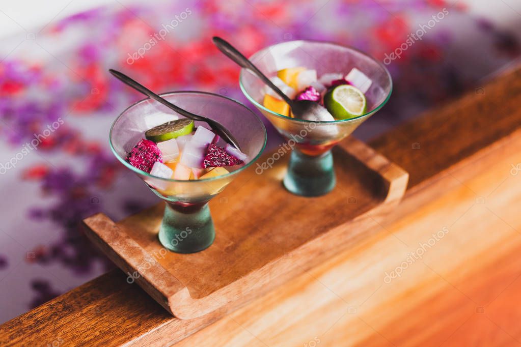 Dos ensalada de frutas orgánicas y saludables en el borde de madera del ...