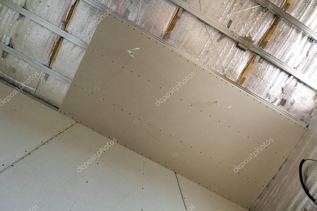 Vista inferior en ángulo de la habitación inacabada en construcción y ...